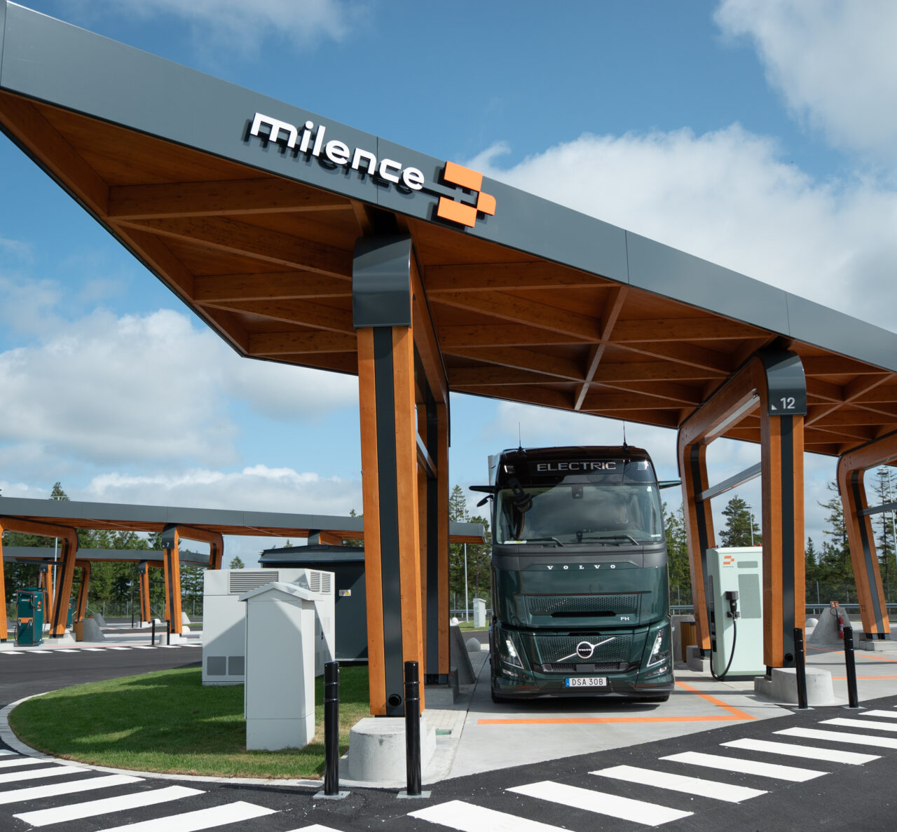 Milence demonstrates the first Megawatt Charging System (MCS) at the ...