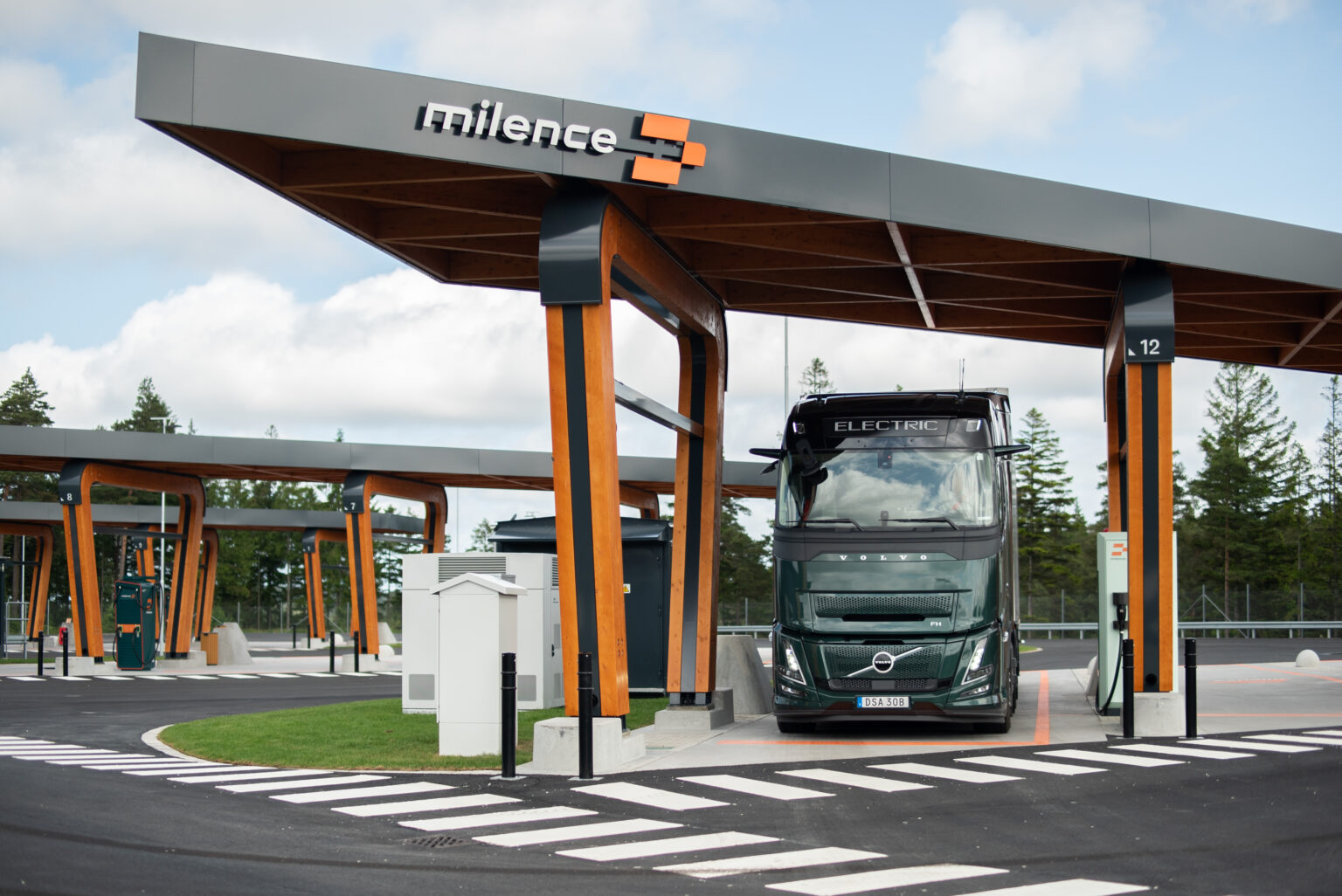Milence demonstrates the first Megawatt Charging System (MCS) at the ...