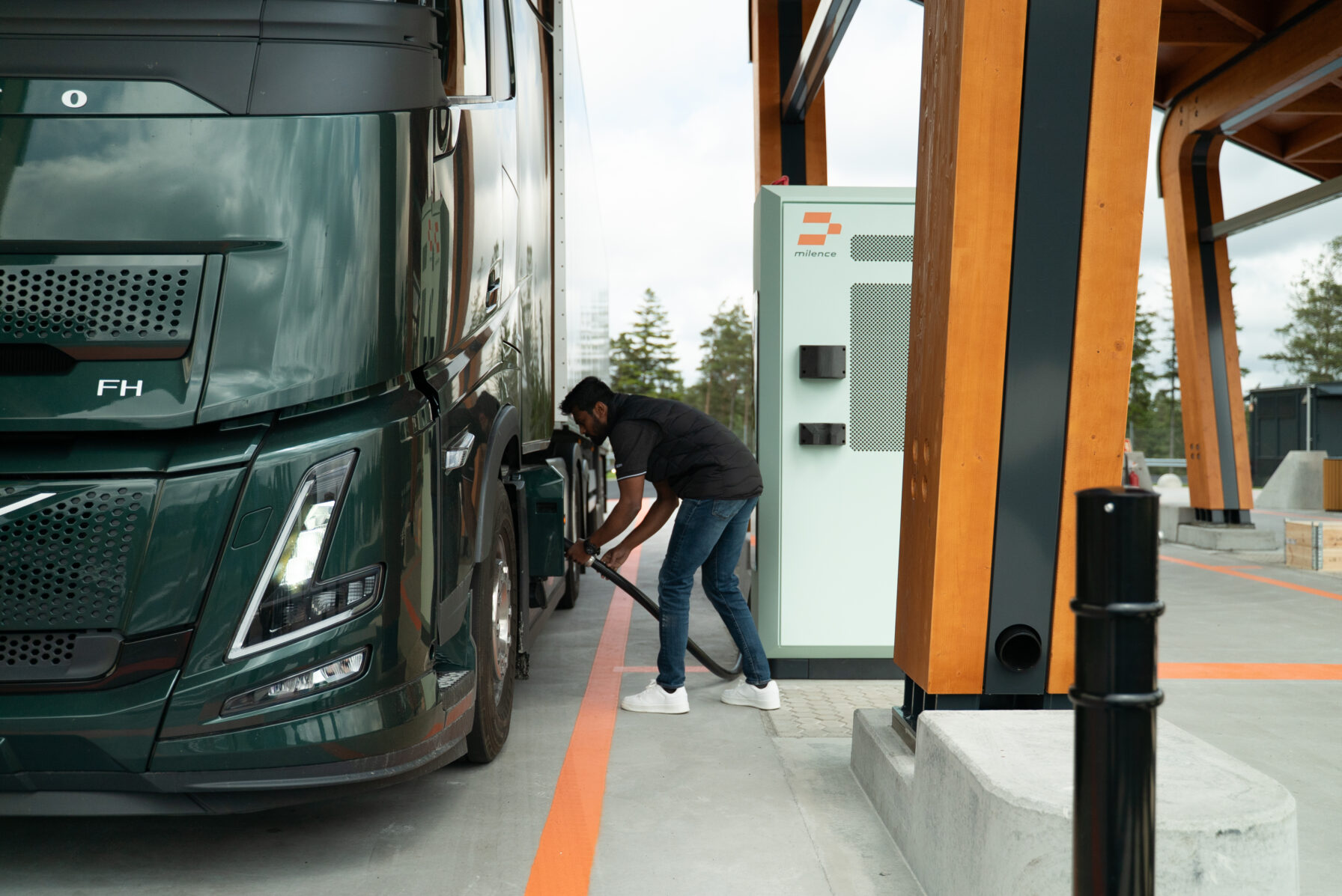 Milence demonstrates the first Megawatt Charging System (MCS) at the ...