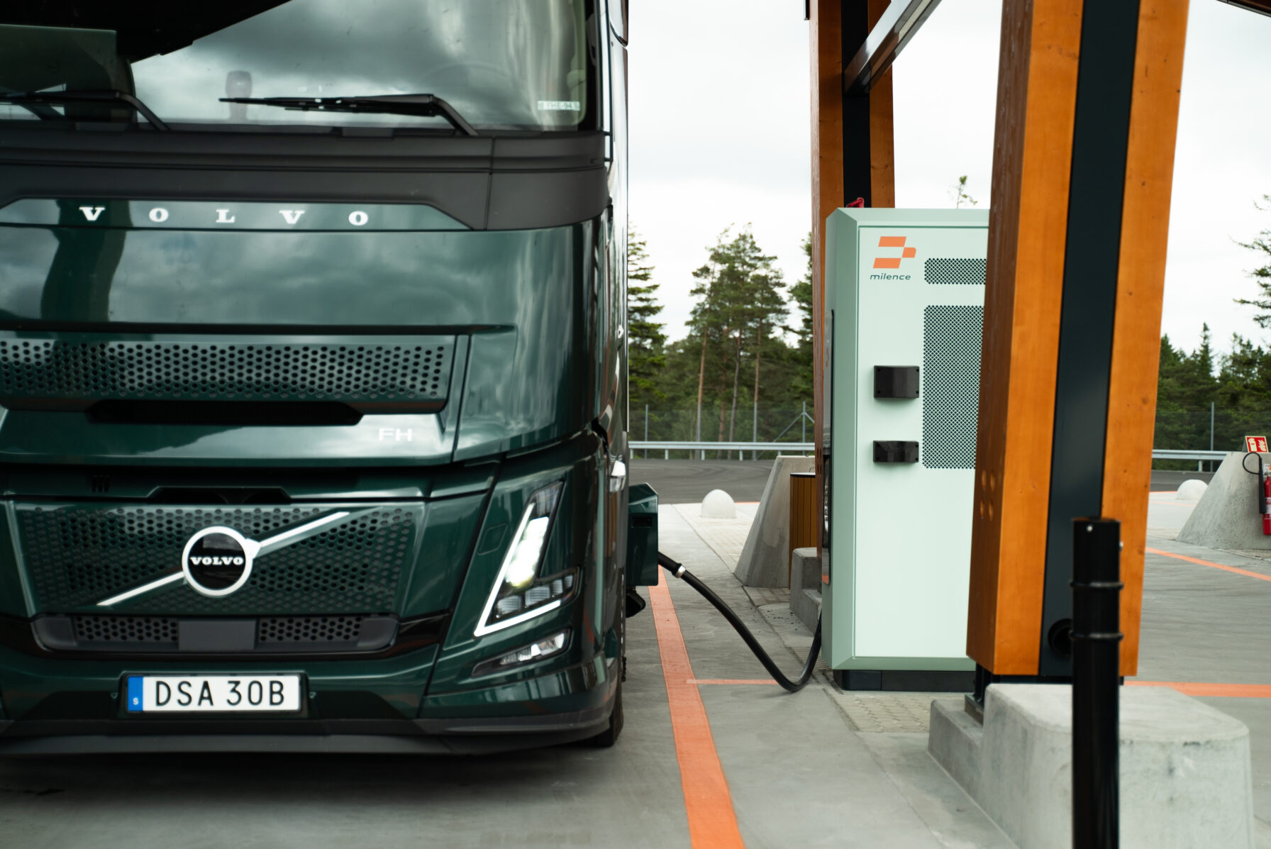 Milence demonstrates the first Megawatt Charging System (MCS) at the ...